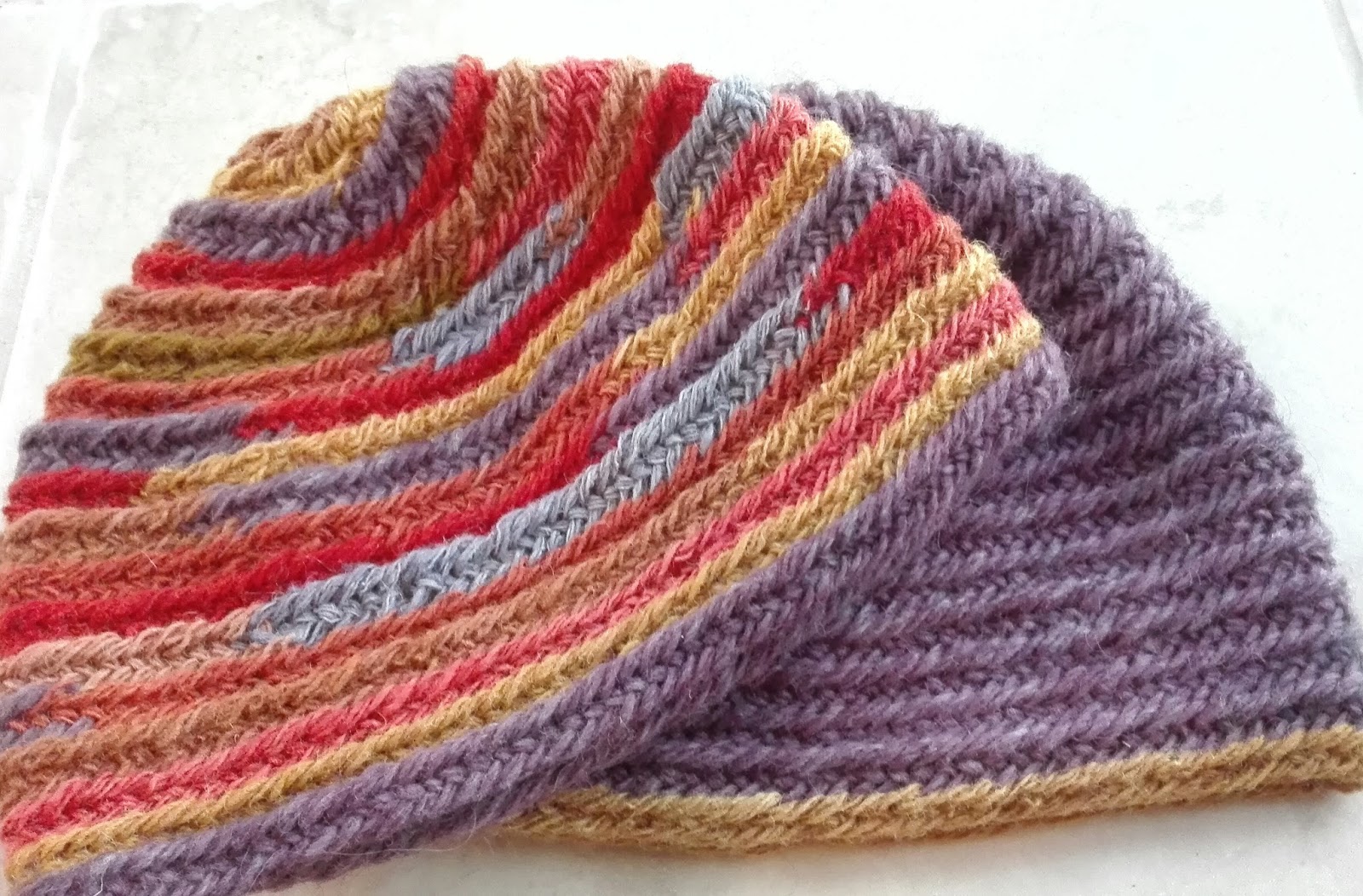 naalbinding- ścieg igłowy: vegetal dyed naalbinding caps