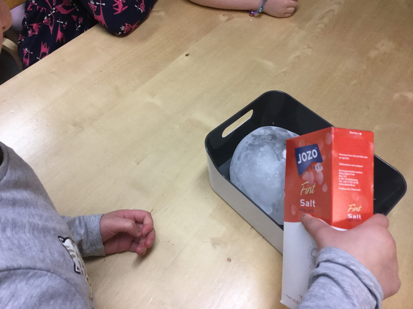 Nygårds förskola: Kaningruppen utforskar vatten i fast och flytande form