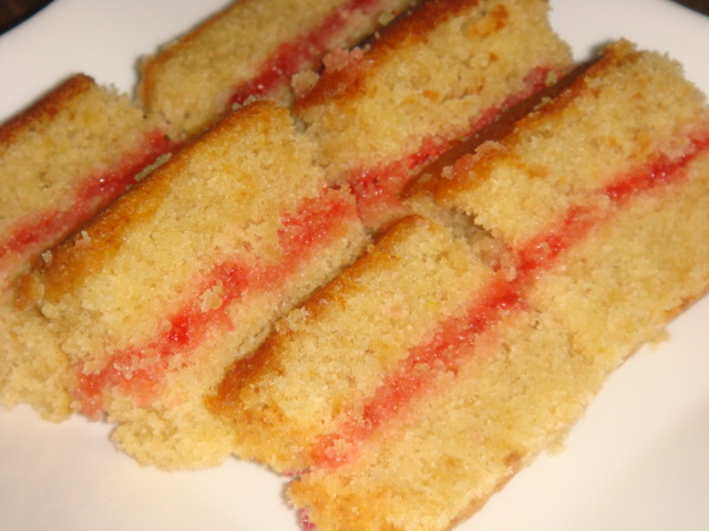 SriRasa BiDara: KEK SUJI LAPIS STRAWBERRY
