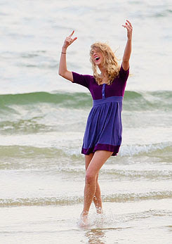 Taylor Swift - Happy at the Beach - Hot PHOTOSHOOT Bollywood, Hollywood ...