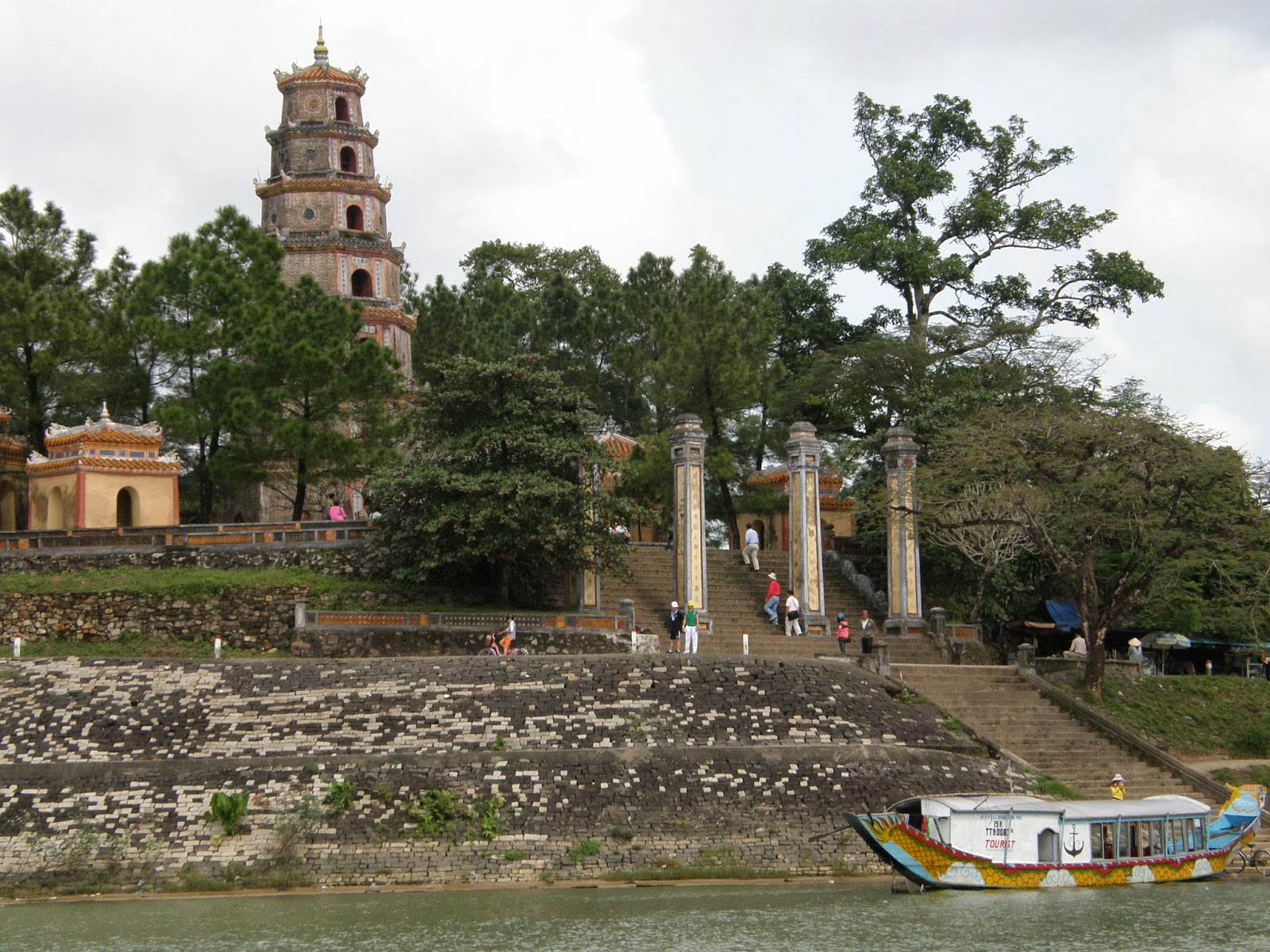 PERIPLE INDOCHINOIS 2009: 5 // HUE : RIVIERE DES PARFUMS ET PAGODE THIEN MU