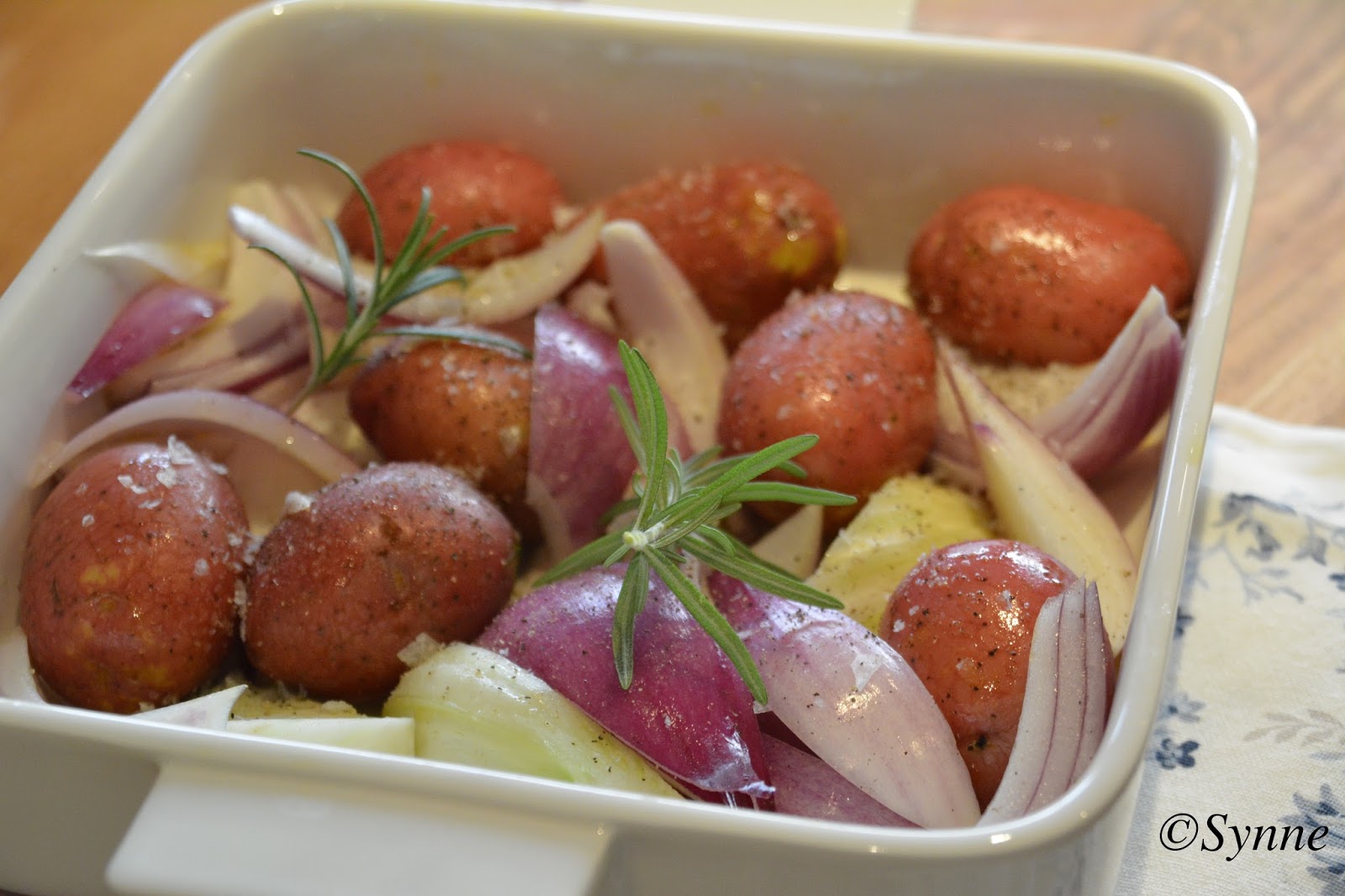 ganske enkelt: Bakte småpoteter med rødløk og fennikel