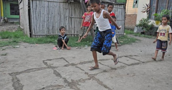 Dengklekan / Engklek | ~}---GENGGONG---{~