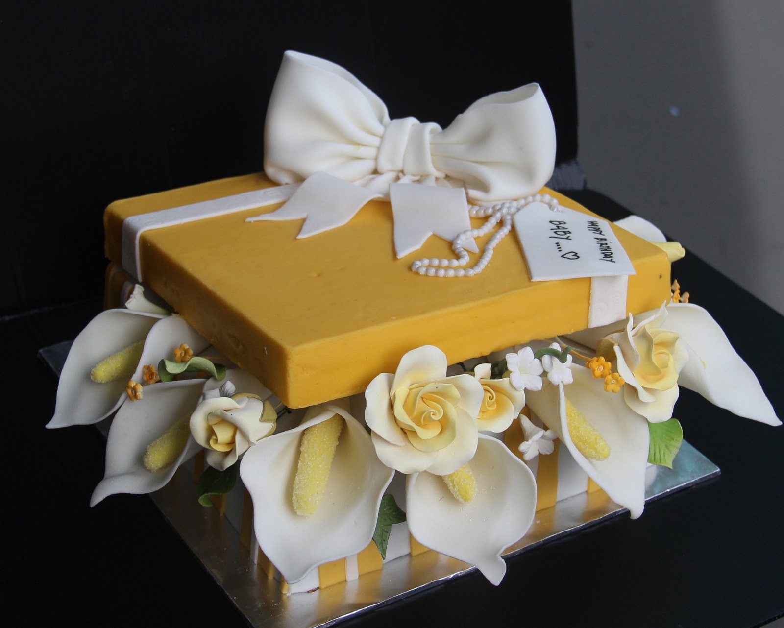Ema's Creation: Gift box cake