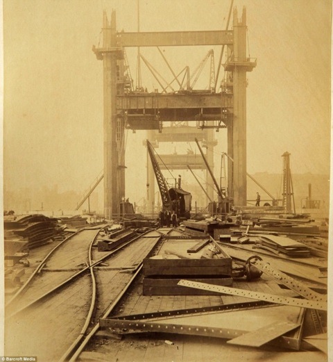 AS THEY WERE: PICTURES OF THE TOWER BRIDGE DURING CONSTRUCTION 1892
