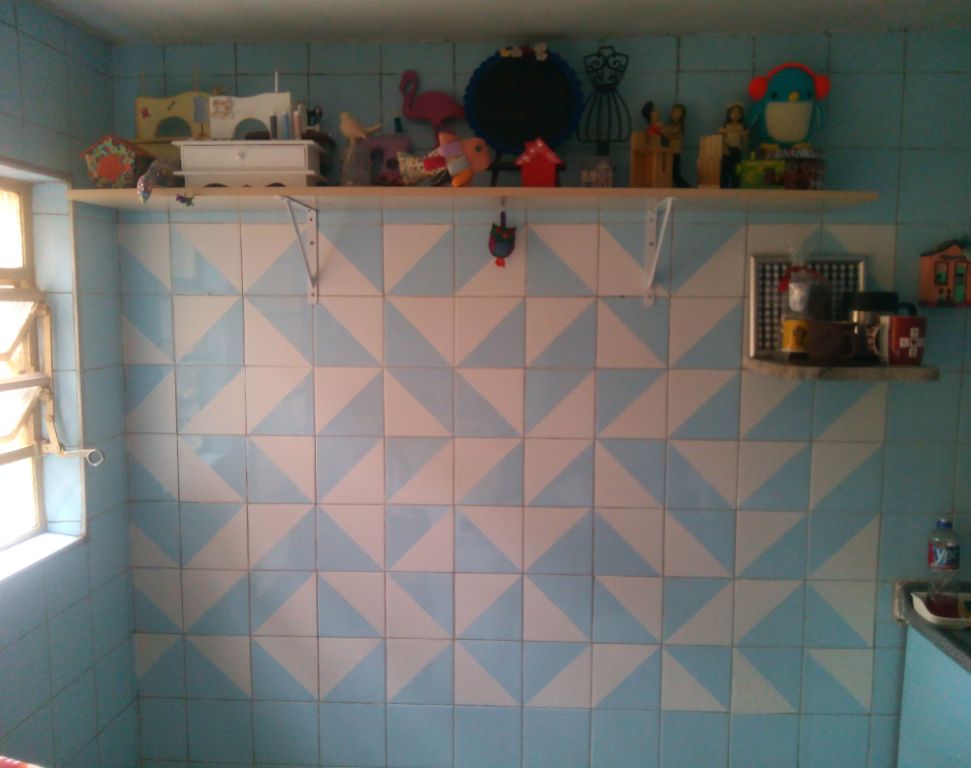 Cara Nova Na Parede de Azulejos