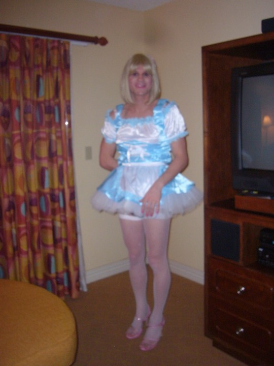 Daily Sissy Photo: Frilly Fun