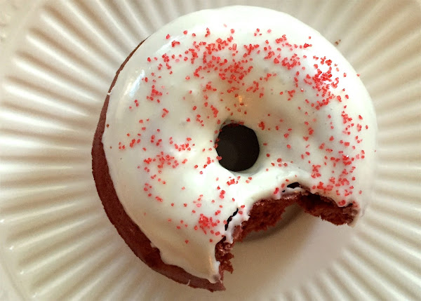 The Newfangled Housewife: Red Velvet Donuts
