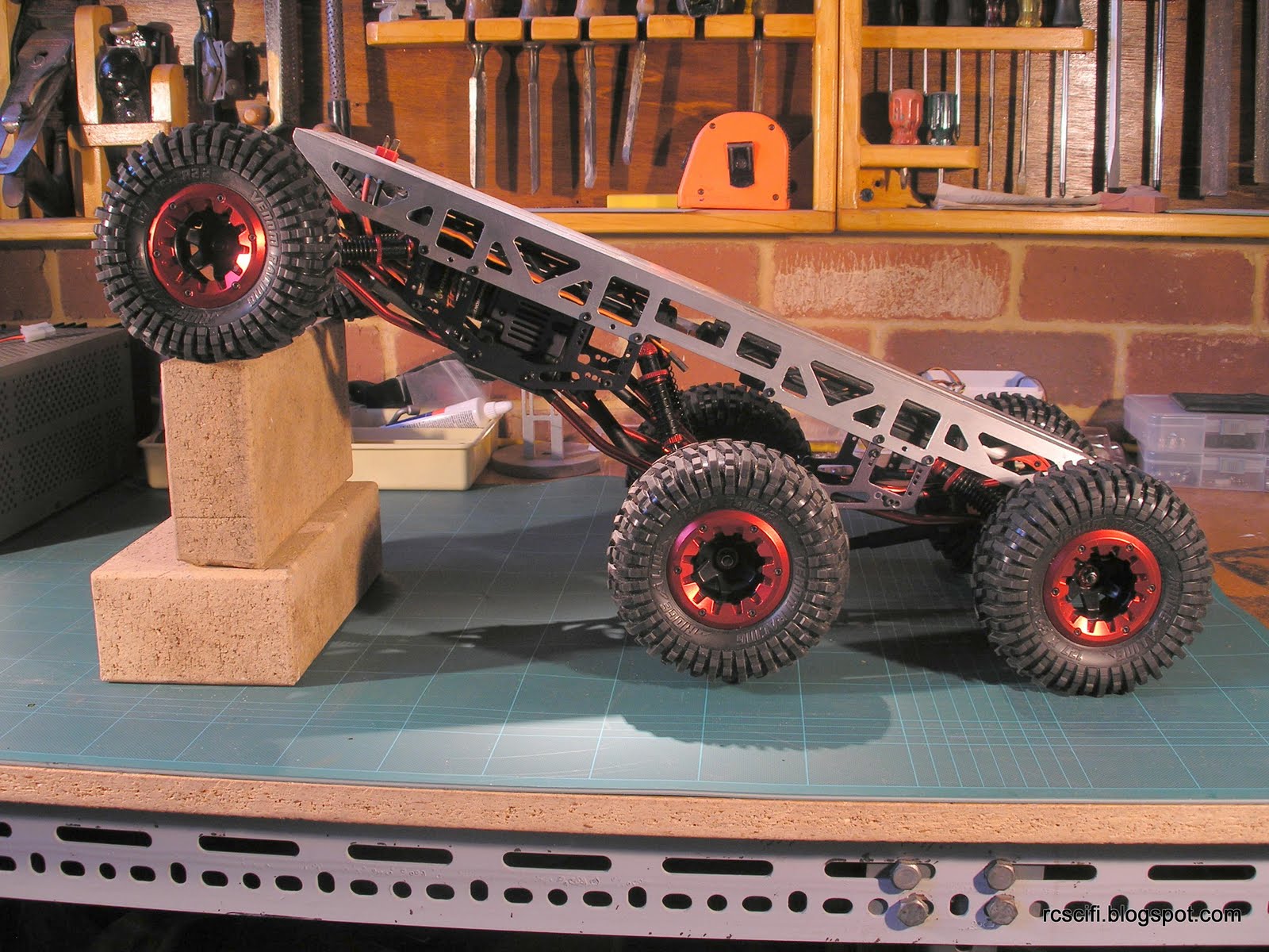 RC Sci Fi: Creeper 6X6 part 2 chassis