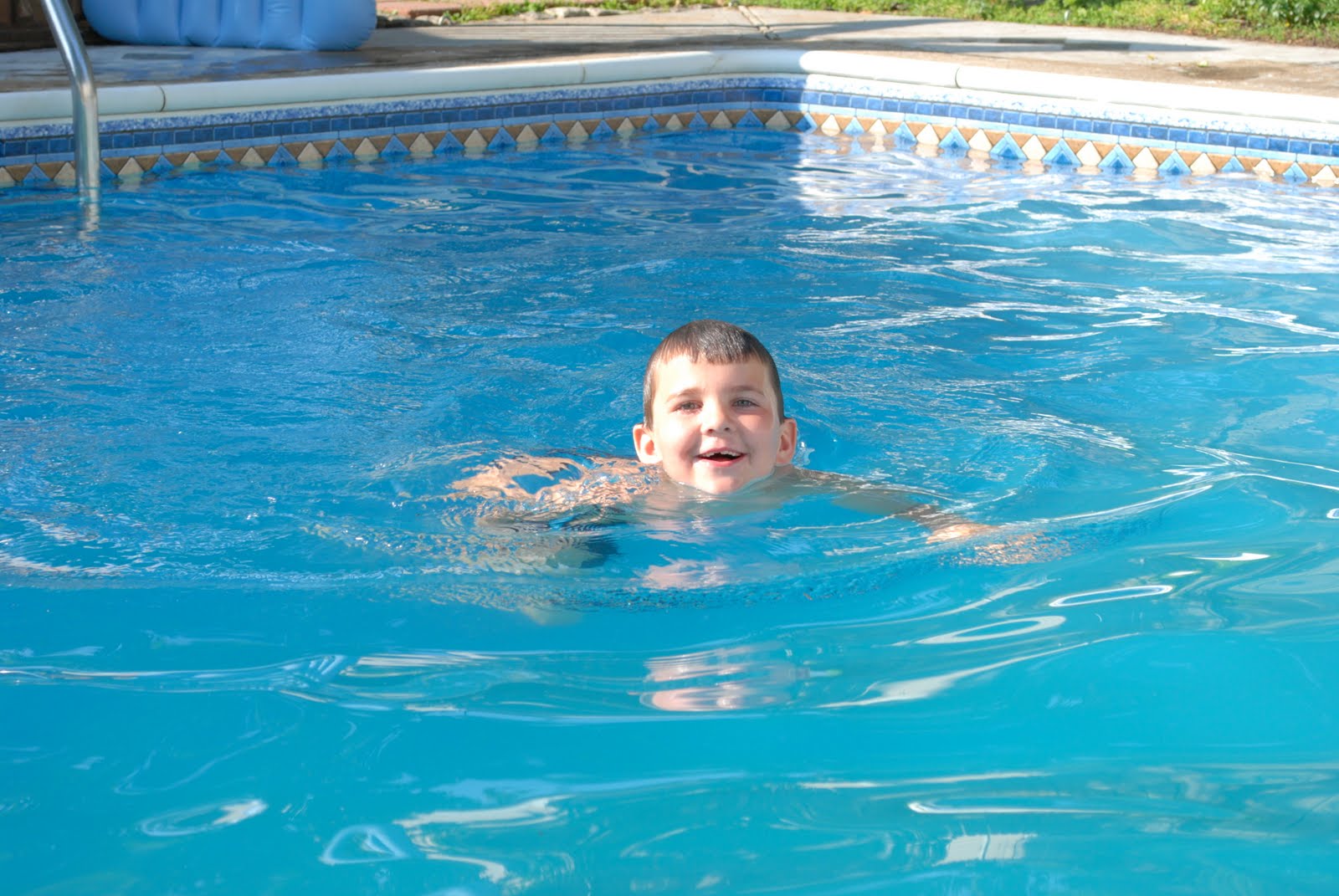 Run mother run: Inappropriate pool fun