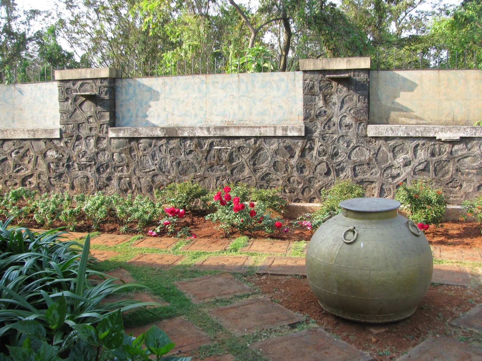 Doshi House at Khandala: Peripheral Landscape and Gardens
