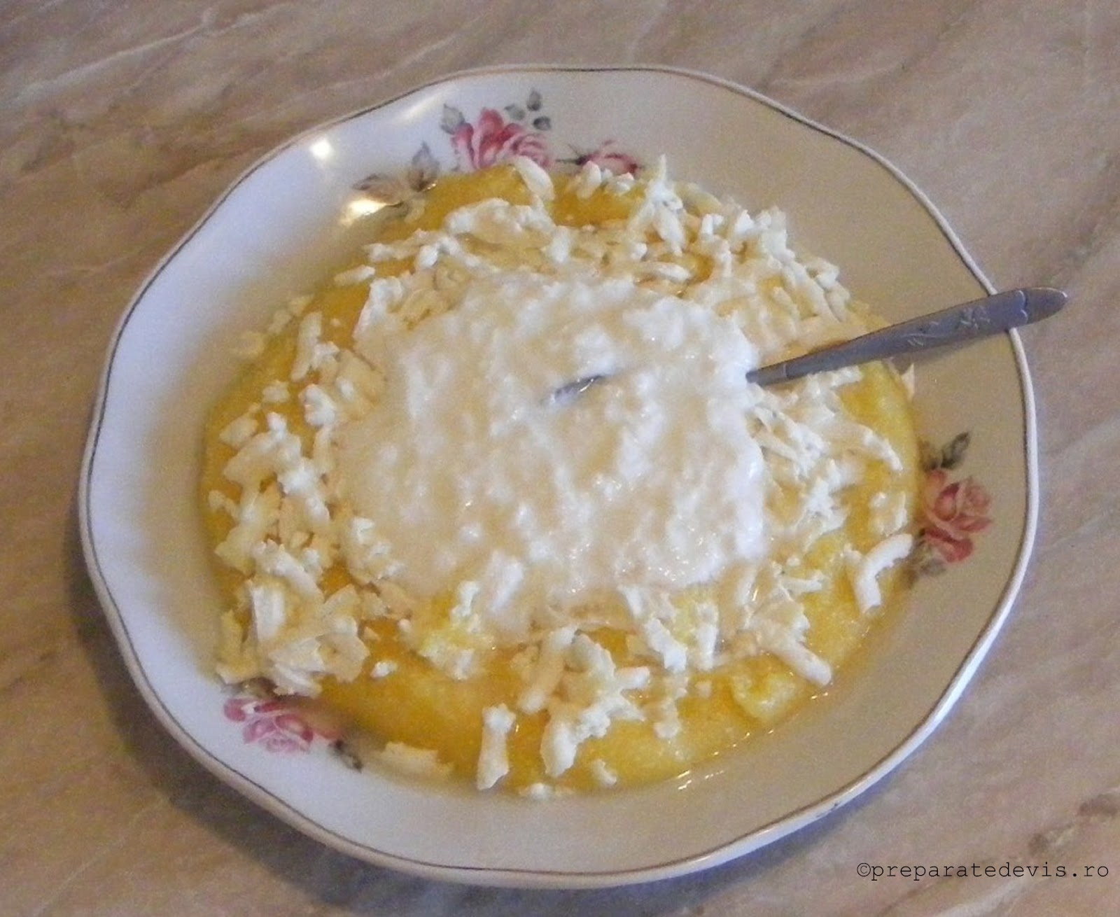 Mamaliguta cu branza si iaurt Retete Culinare | Preparatedevis.ro