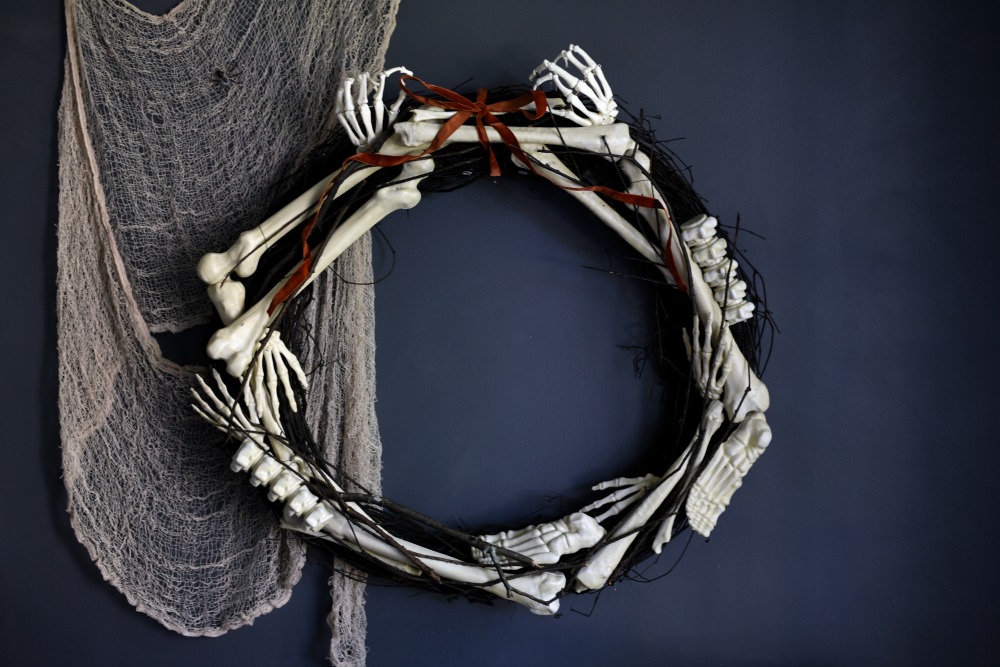 Sticks + Bones || Halloween Skeleton Wreath » This Little Miggy