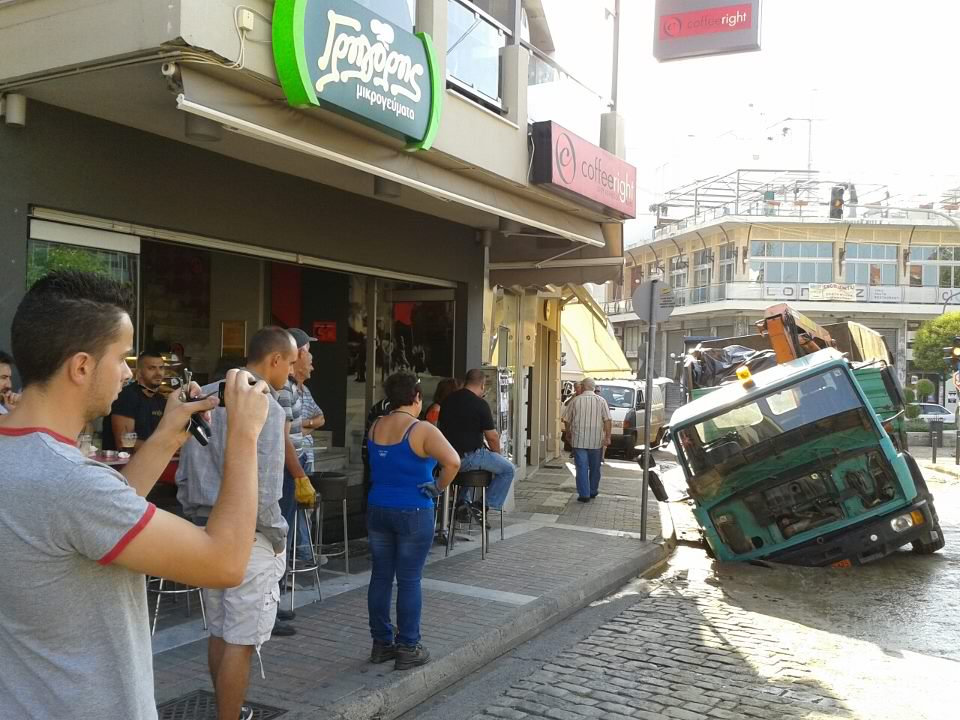 ΑΝΟΙΞΕ Η ΓΗ ΚΑΙ ΚΑΤΑΠΙΕ ΦΟΡΤΗΓΟ ΣΤΗΝ ΞΑΝΘΗ... ΣΤΟ ΙΔΙΟ ΣΗΜΕΙΟ ΟΙ ...