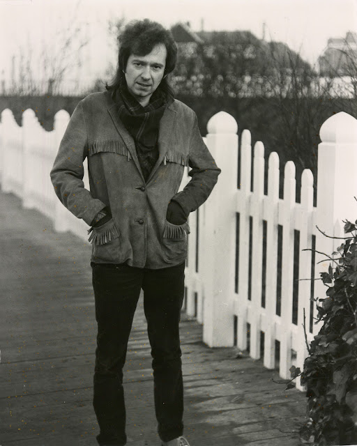 Ian Ravendale: About