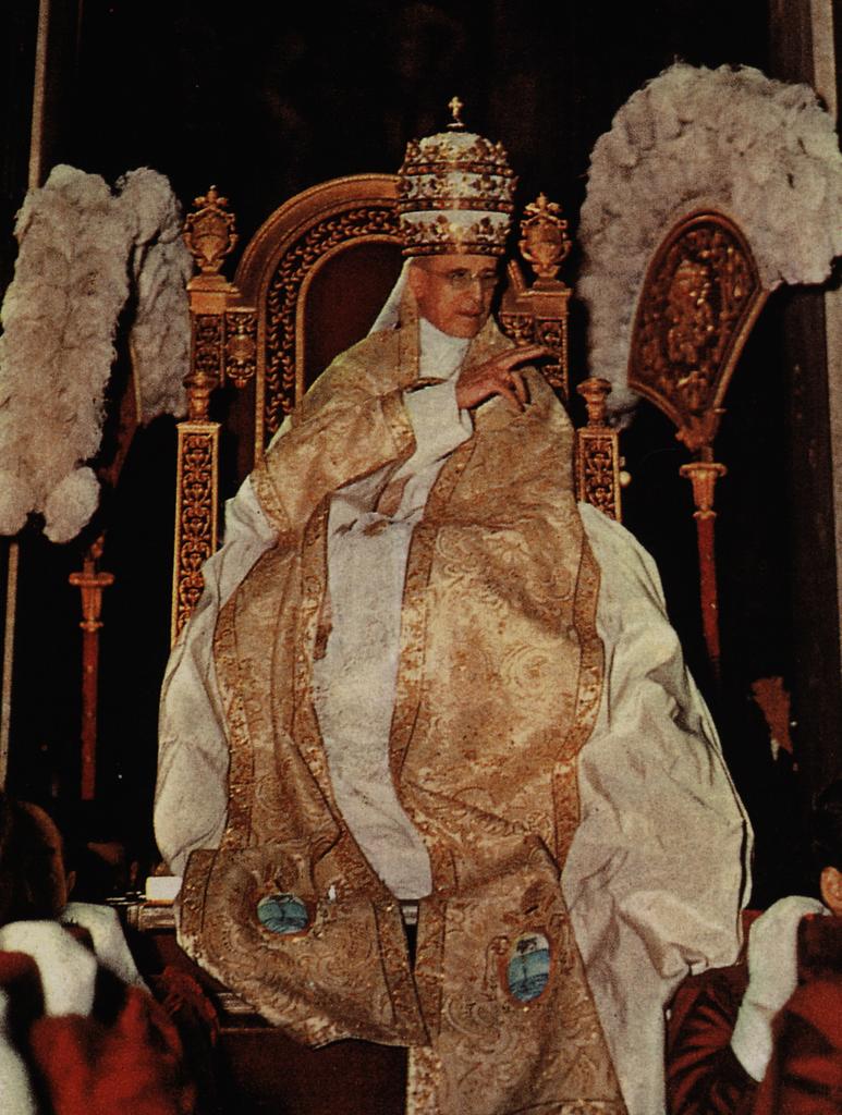 A Tiara papal ou Triregnum