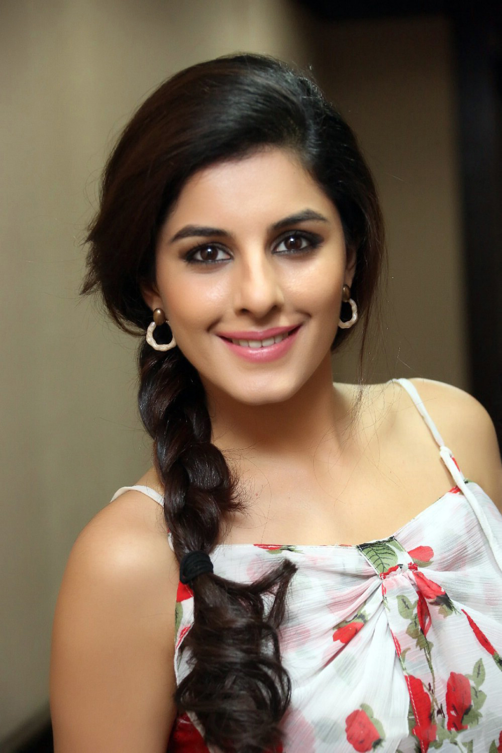 Milky Hot Thighs & Legs of Indian Celebs : Isha Talwar In Half Pant Hot ...