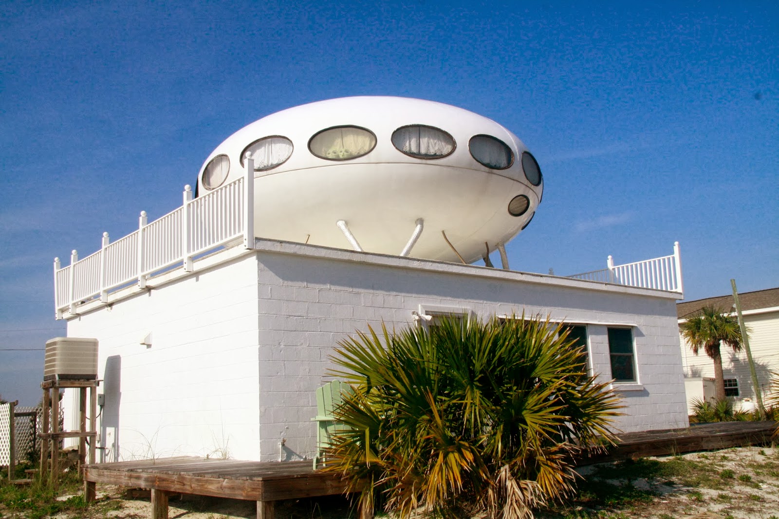 10 Bangunan Super Unik Yang Berbentuk Pesawat UFO ~ jadi seru