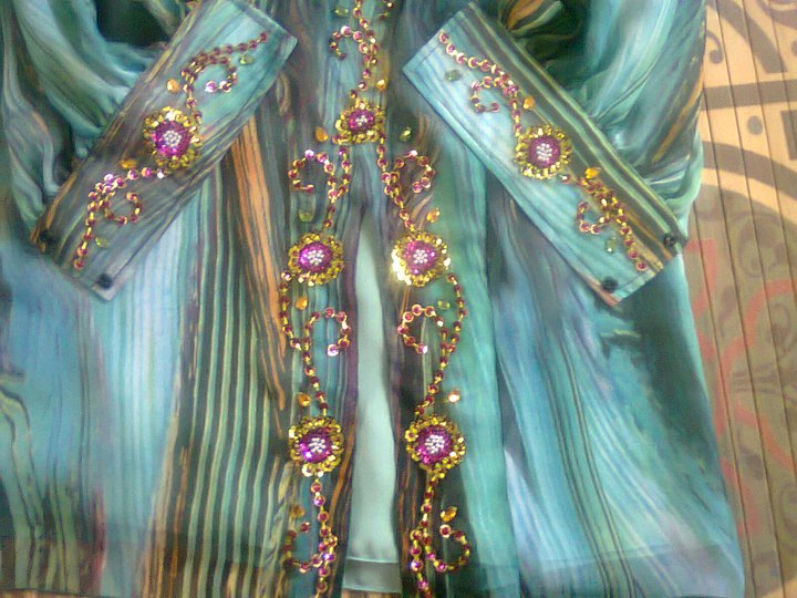 ~CantIk dAn AnGGuN Dgn JaItaN mAnIk~: Corak Manik Di Baju