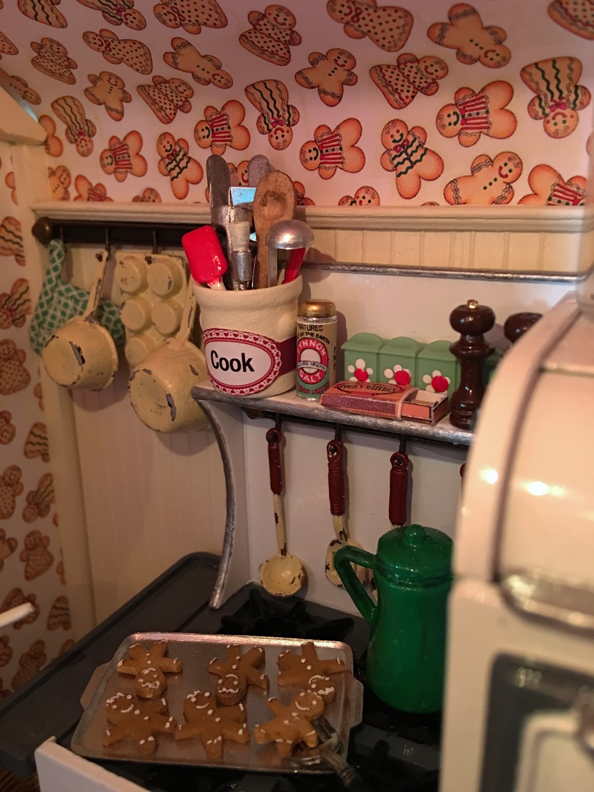 My Miniature Madness: Sweet Christmas Cottage - The Kitchen