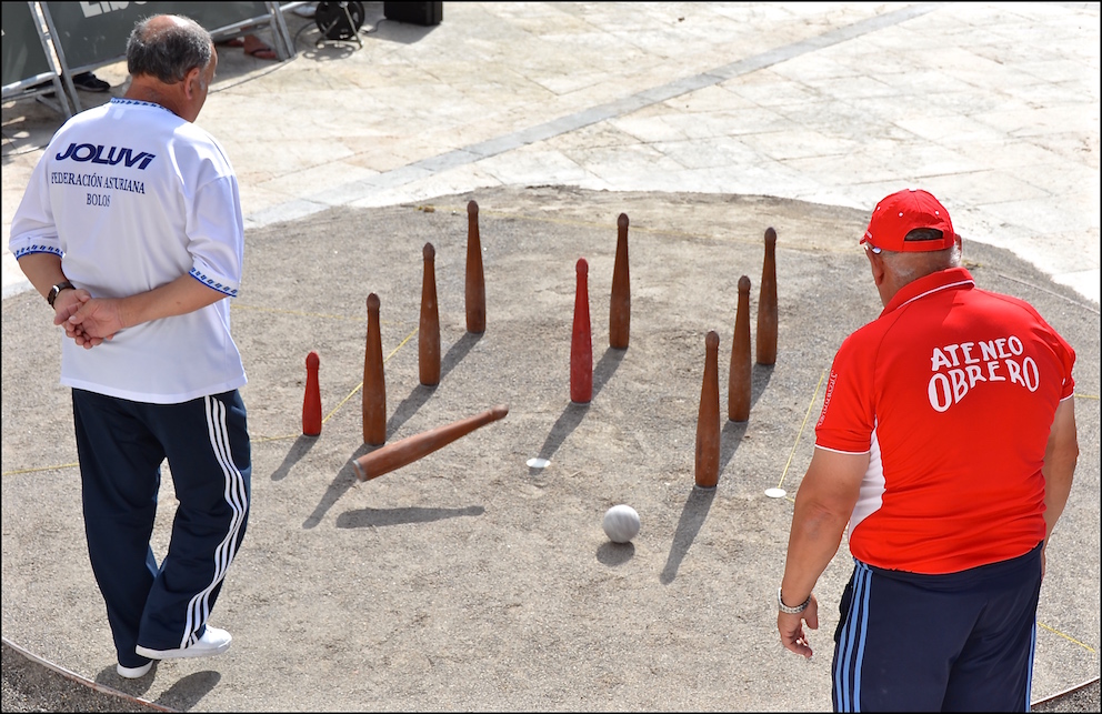 El Camino de Santiago desde Asturias: El juego de "Los Bolos"