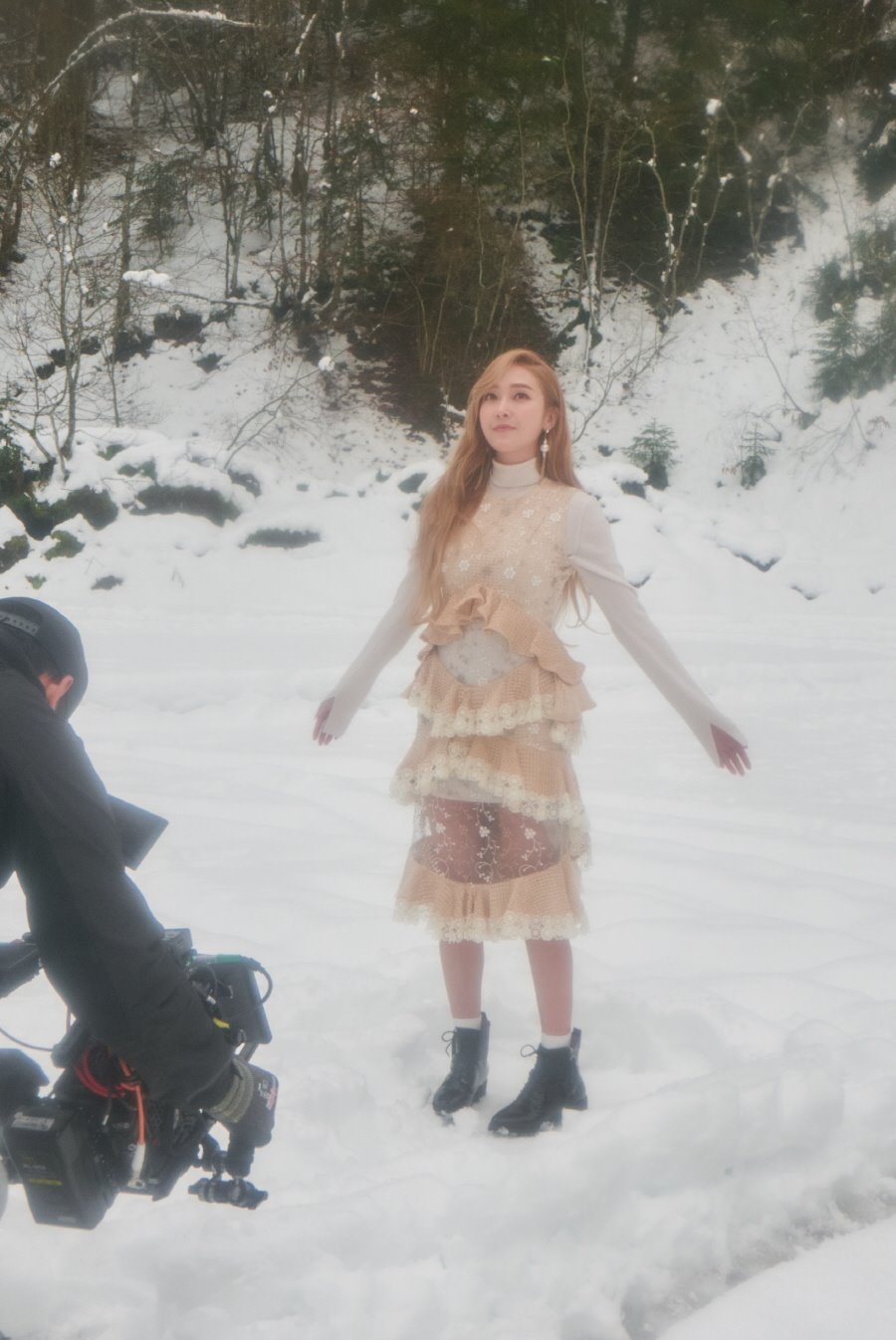 See the behind the scene pictures from Jessica's 'Wonderland' MV ...
