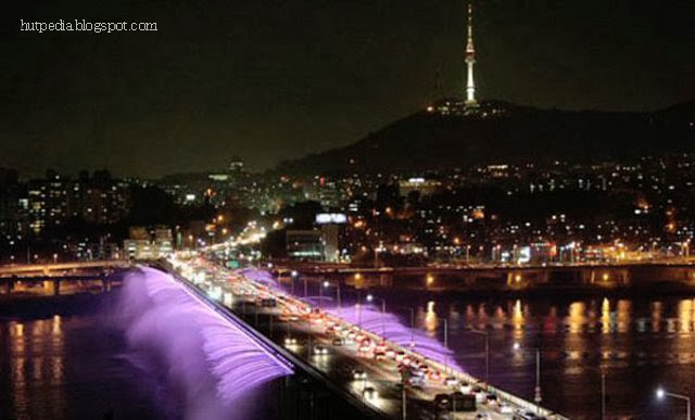 Water Fountain Bridge in Seoul