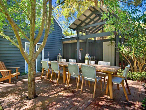 The Design Enclosed Courtyard With A Central Platform Entertaining