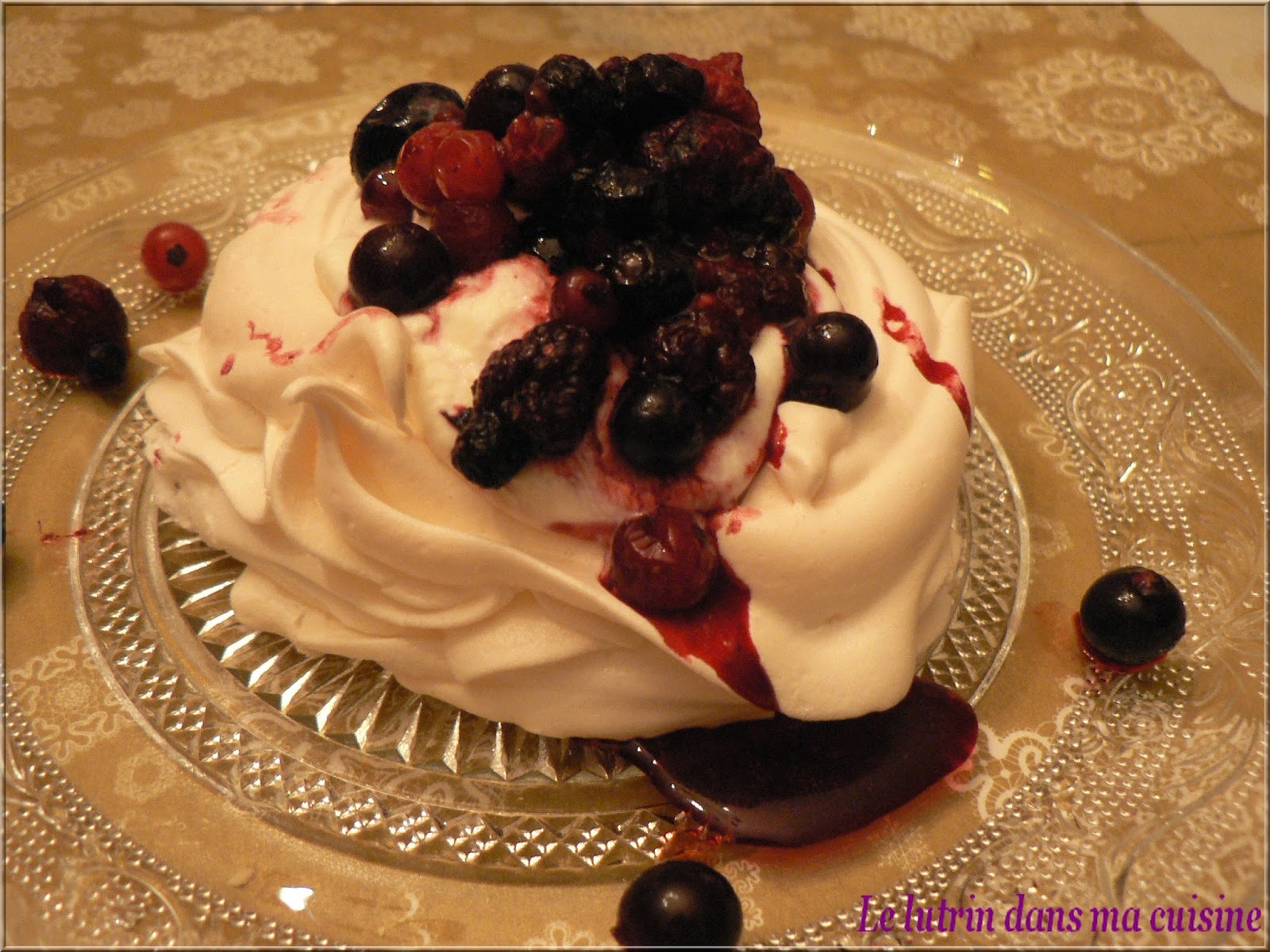 Le lutrin dans ma cuisine: Mini pavlovas aux fruits rouges