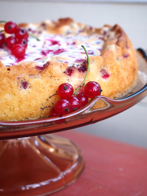 Mausteinen Manteli: Punaherukka-tuorejuustopiirakka