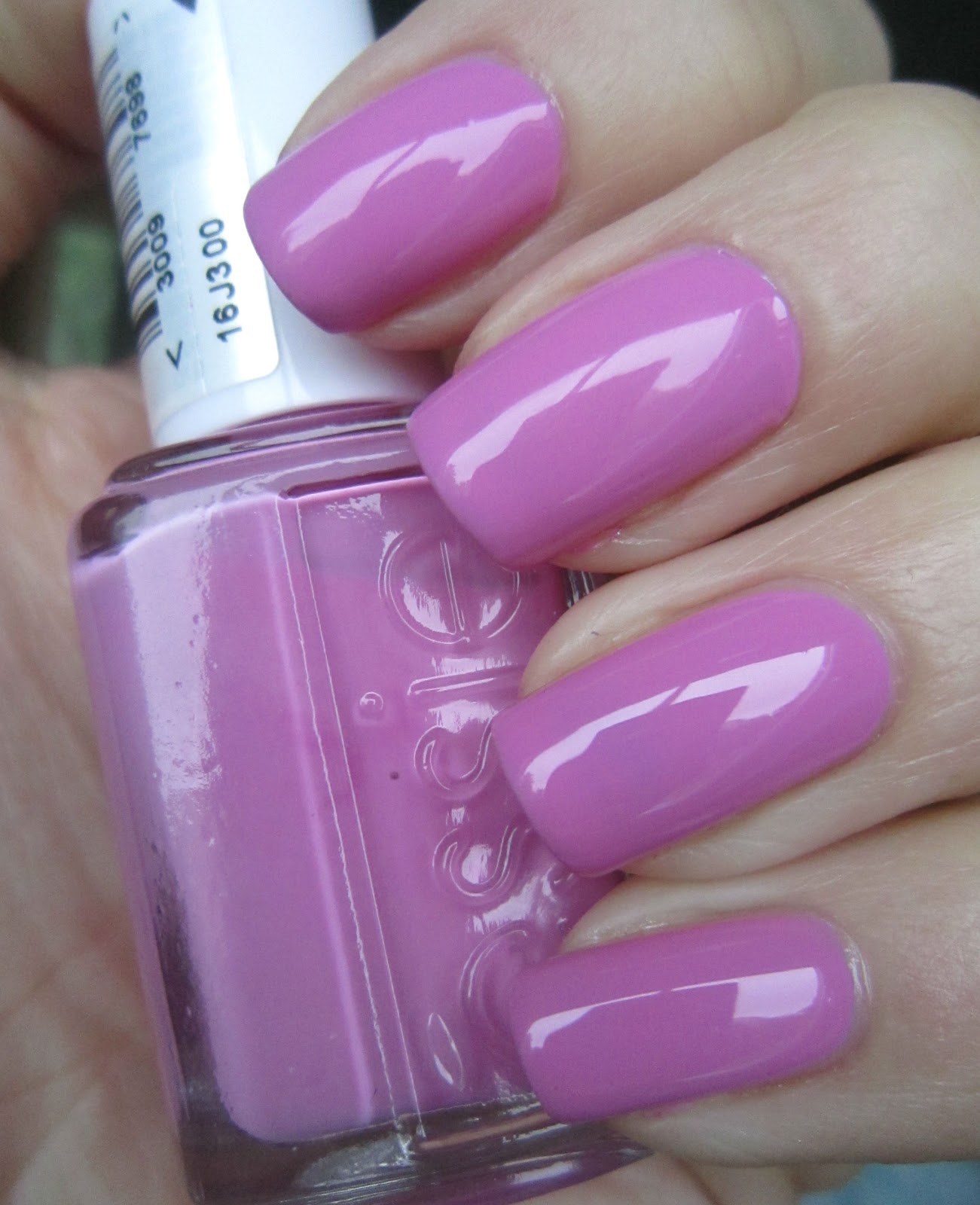 NAILTASTIC: Essie Cascade Cool