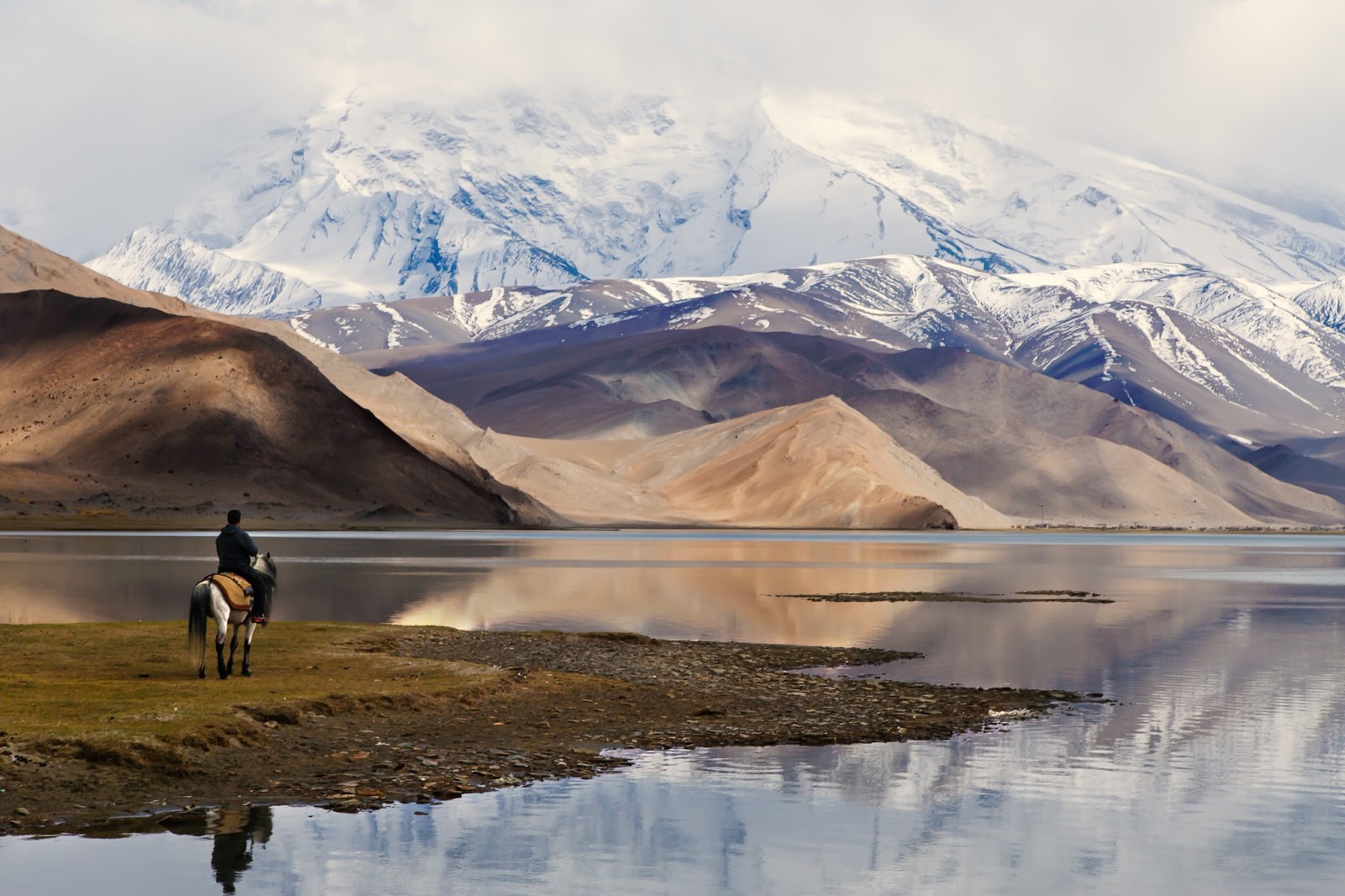 Panorama Menawan Karakul Lake di Xinjiang, China