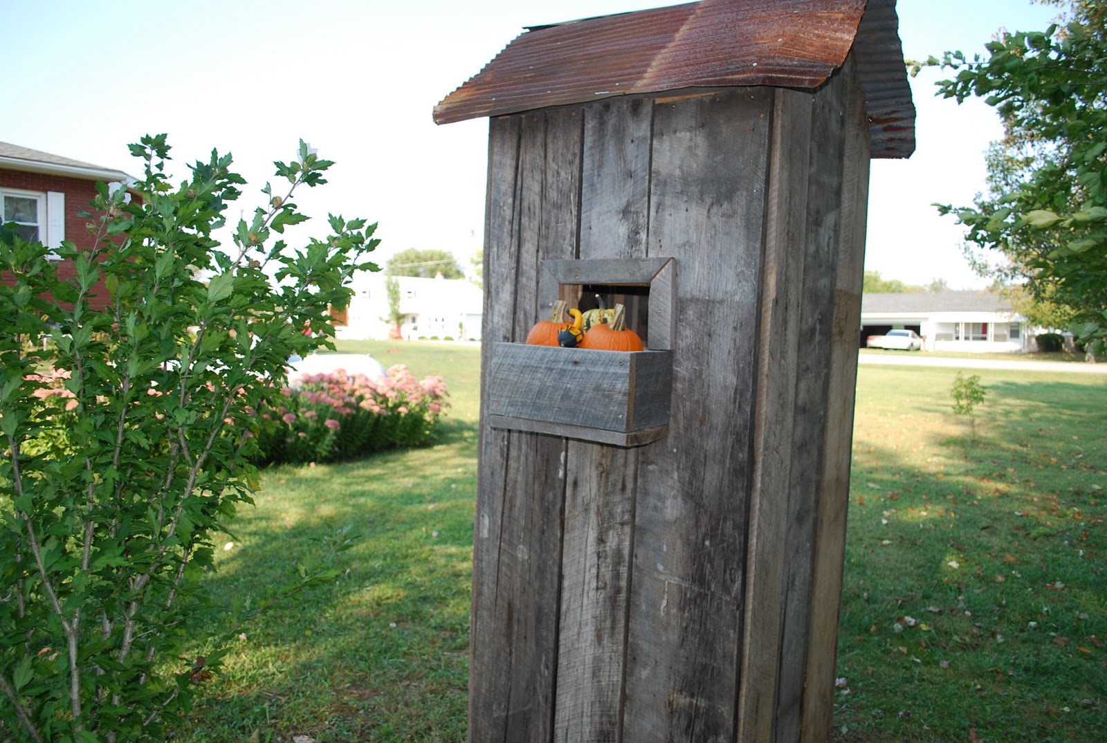 Persnickety Primitives: Outhouse and Fall Decor