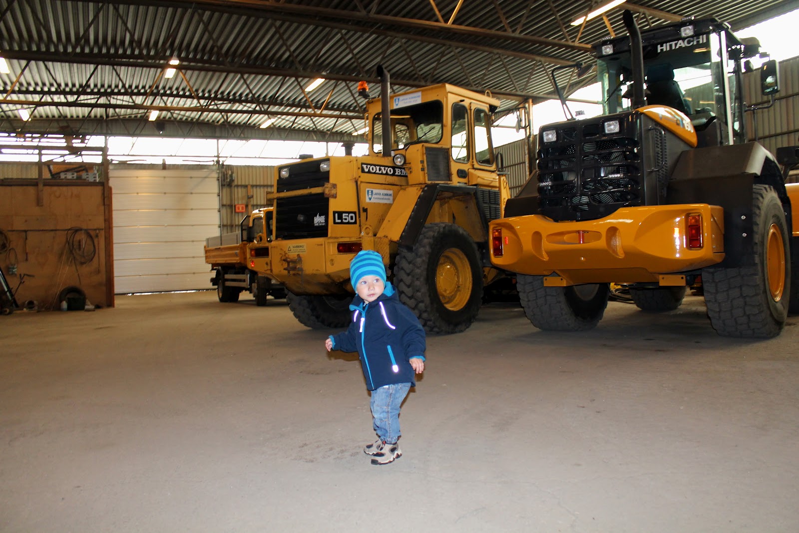 Haukeveien: Liten gutt og store biler.