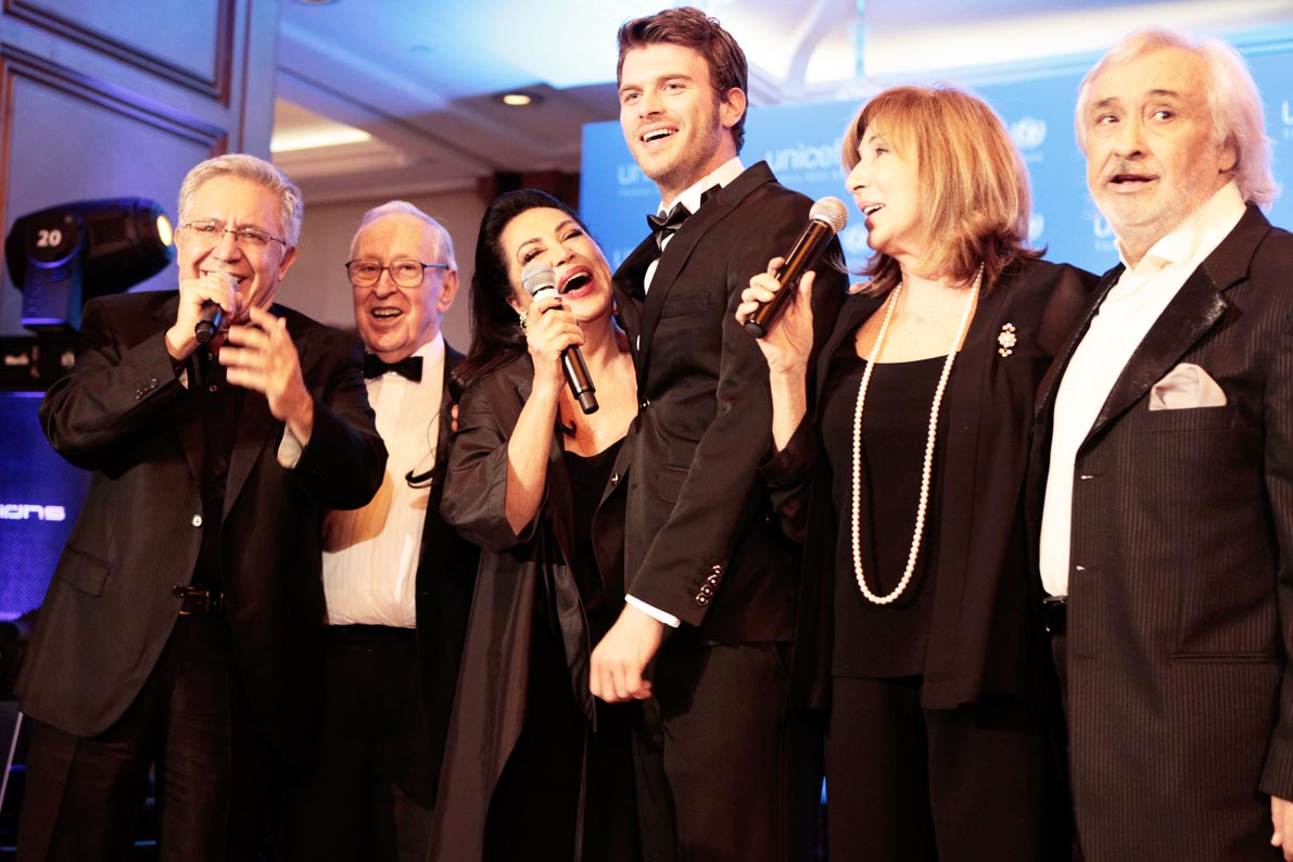 asdergi: UNICEF TÜRKİYE 60.YIL BALOSUNDA ÜNLÜLER GEÇİDİ