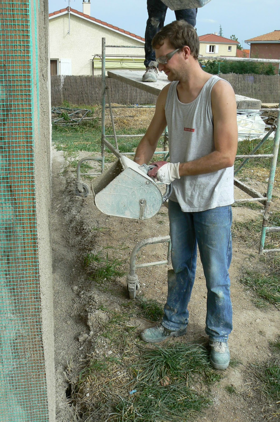 Autoconstruction d'une maison en paille à Lentigny: le gobetis
