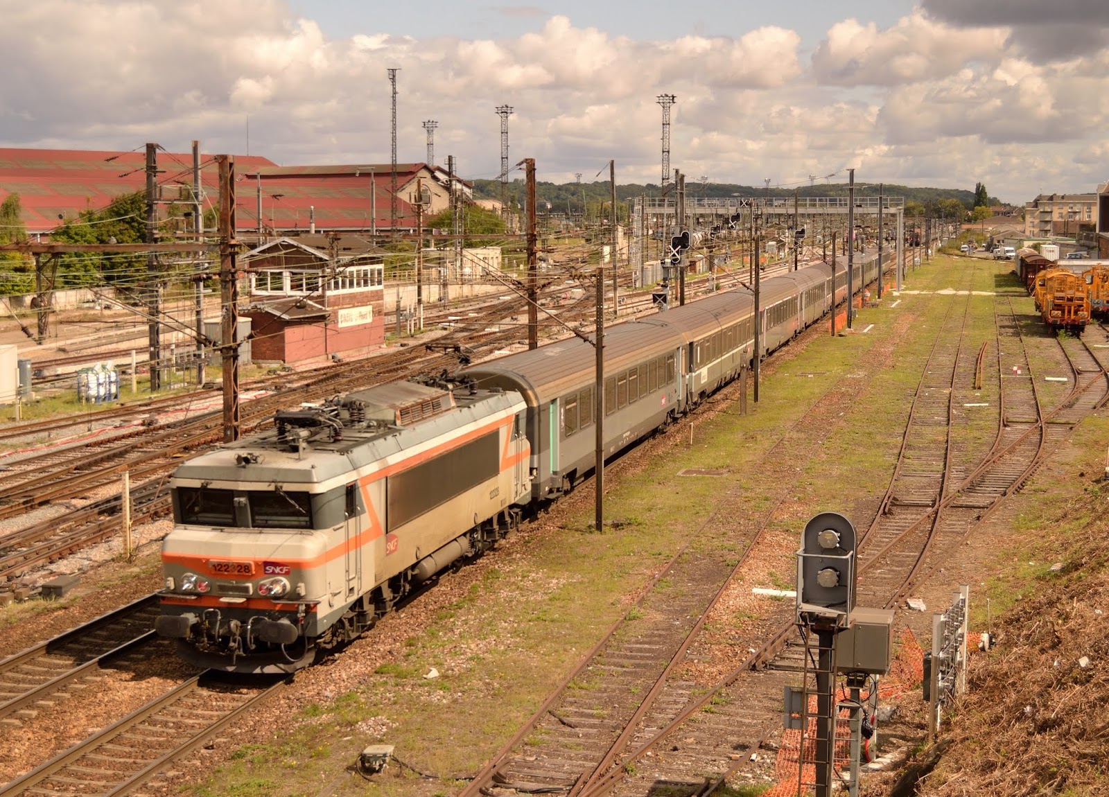 LA PASSION DU TRAIN: à Creil , en Août 2018 avec Tarek