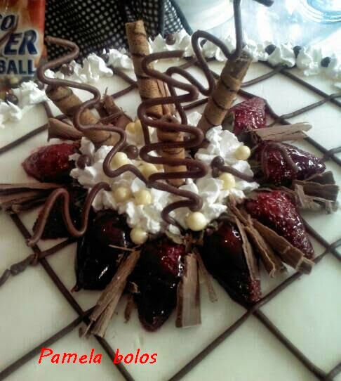 Pâmela Bolos: Bolos confeitado simples de chocolate e morango.