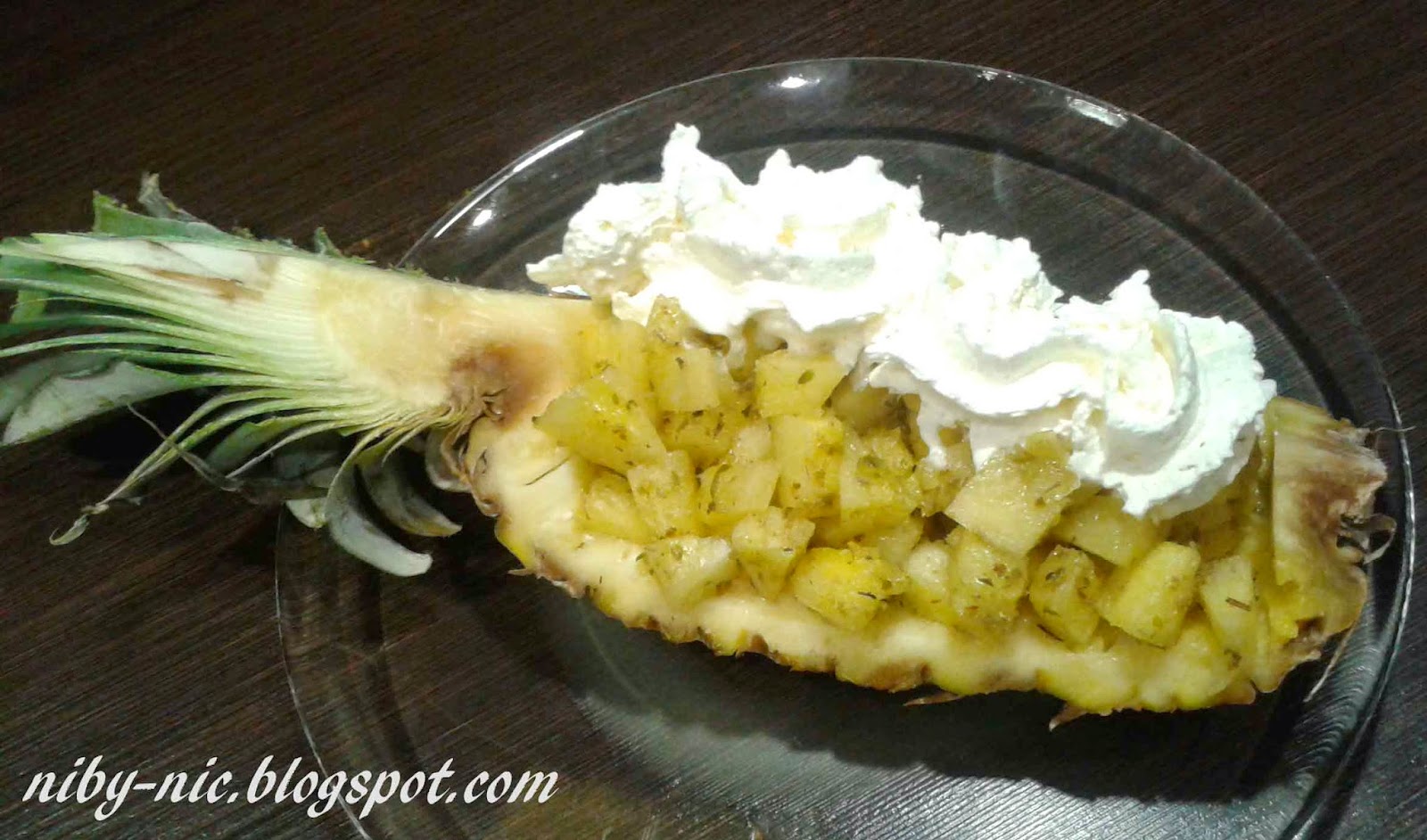 Niby nic... a pupa rośnie :) : Tropikalny deser: ananas skąpany w rumie ...