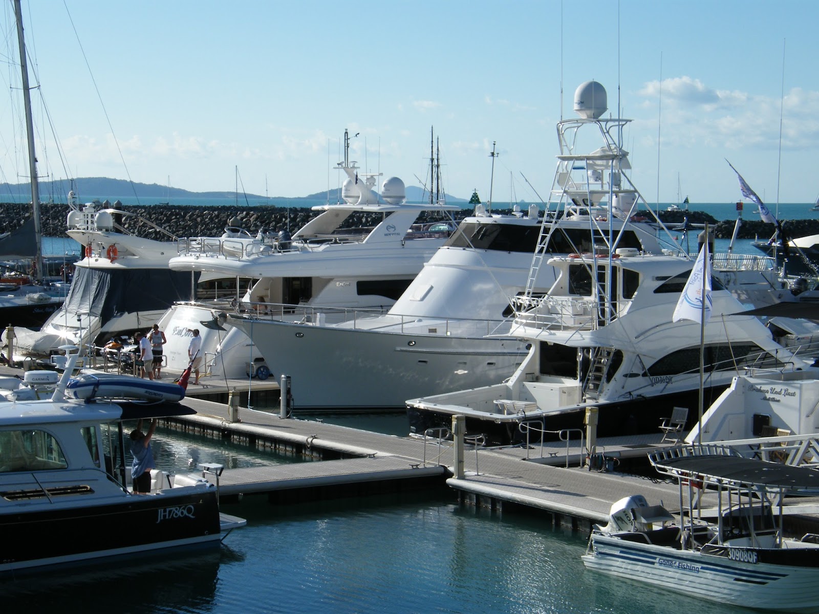 BJ and Noelle Travel Oz : Airlie Beach - Funny Dunny (Wunjunga ...