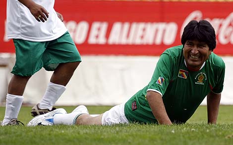 Los Recogebolas: Bolivia tibia. Tico rico.