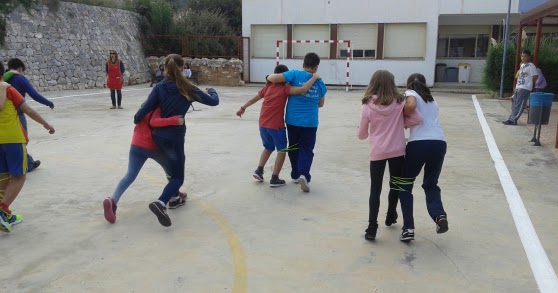 Retos de caminar o correr por parejas, con los pies atados uno al otro