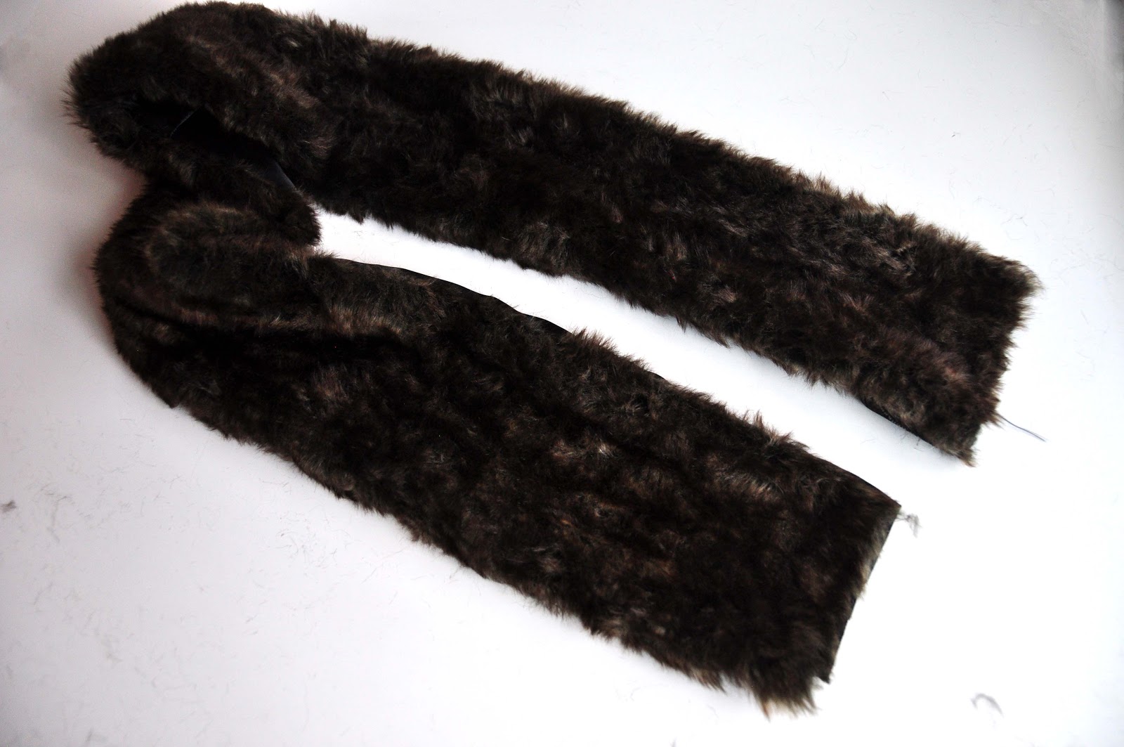 Aesthetic Nest: Sewing: Faux Fur Infinity Scarf for Women (Tutorial)