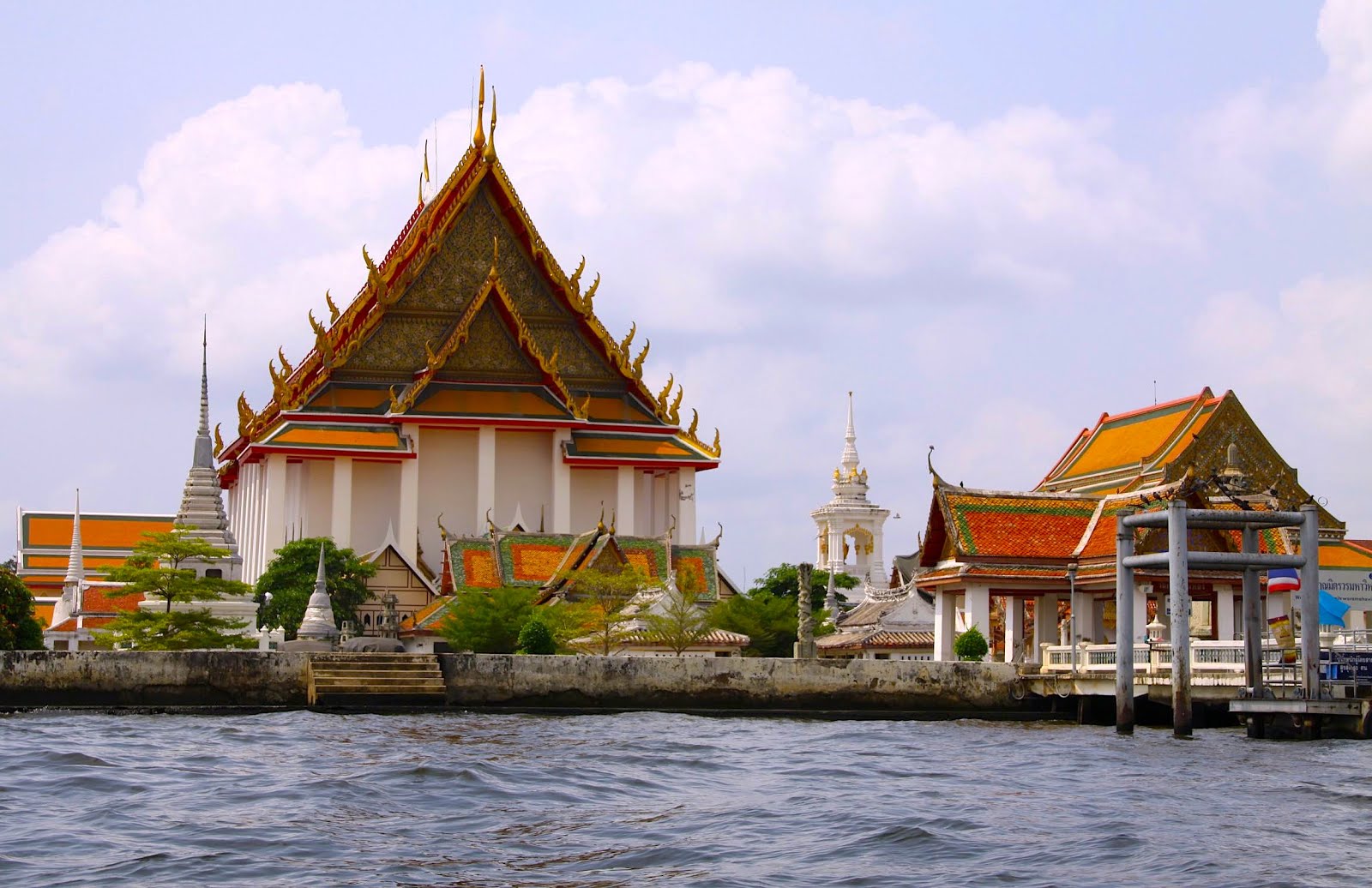 Thaitempletravell: Wat Rakang Kositaram Bangkok Thailand