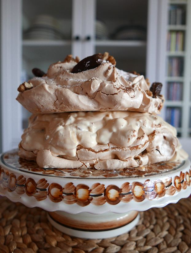 Tort bezowy Dacquoise z daktylami i orzechami | Jem Krem