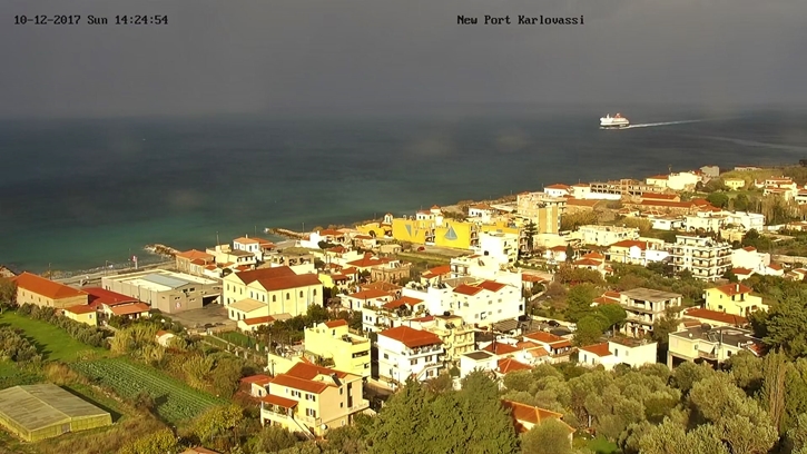 New Port Karlovassi: Υπο καταρακτωδη βροχη η επιβιβαση των επιβατων ...