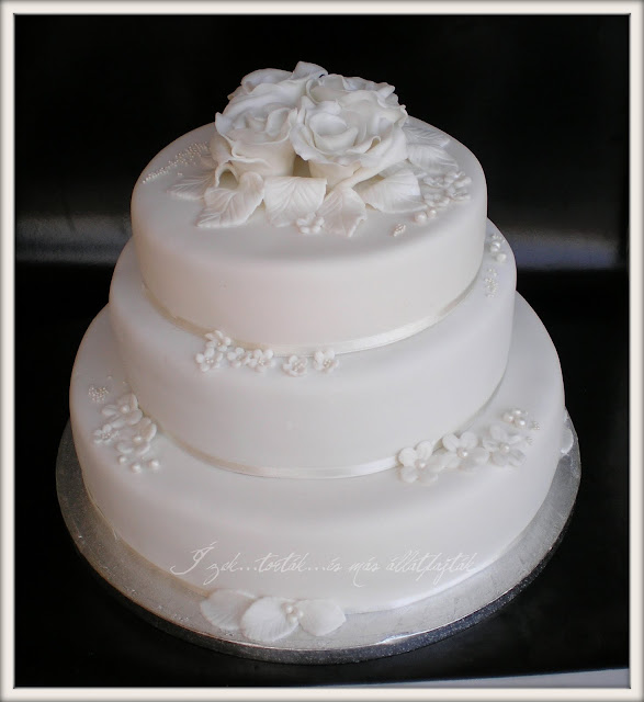 Ízek...torták...és más állatfajták: Menyasszonyi tortám - az első!