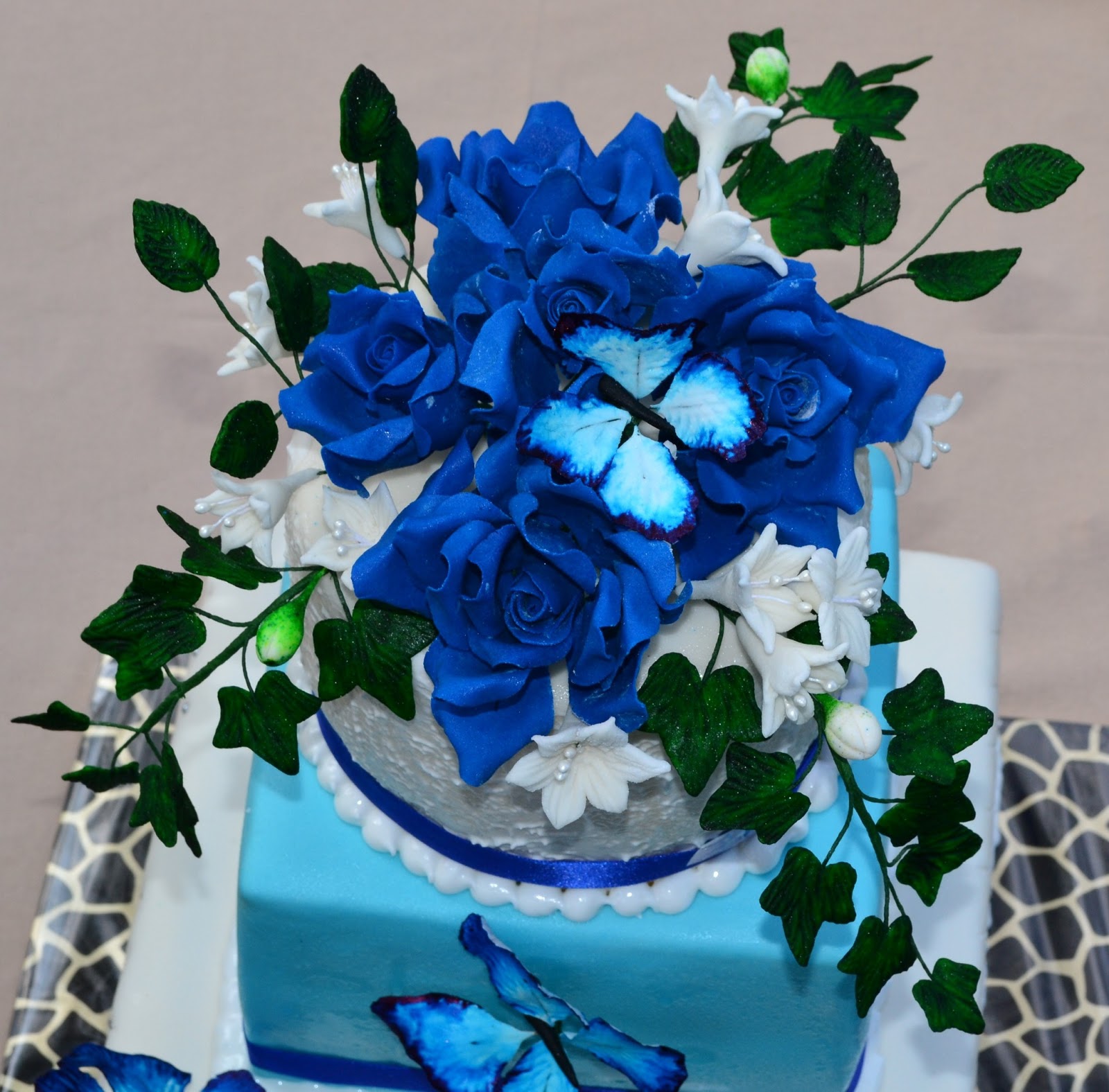 Bucataria Alynusei: Tort patrat cu trandafiri albastri