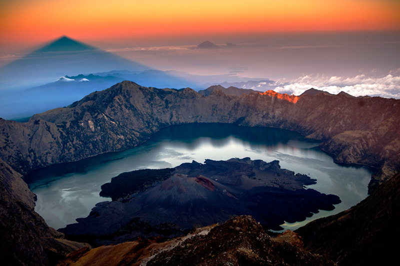 Pemandangan surga di atas gunung Gunung Rinjani - TOURISM INDONESIA