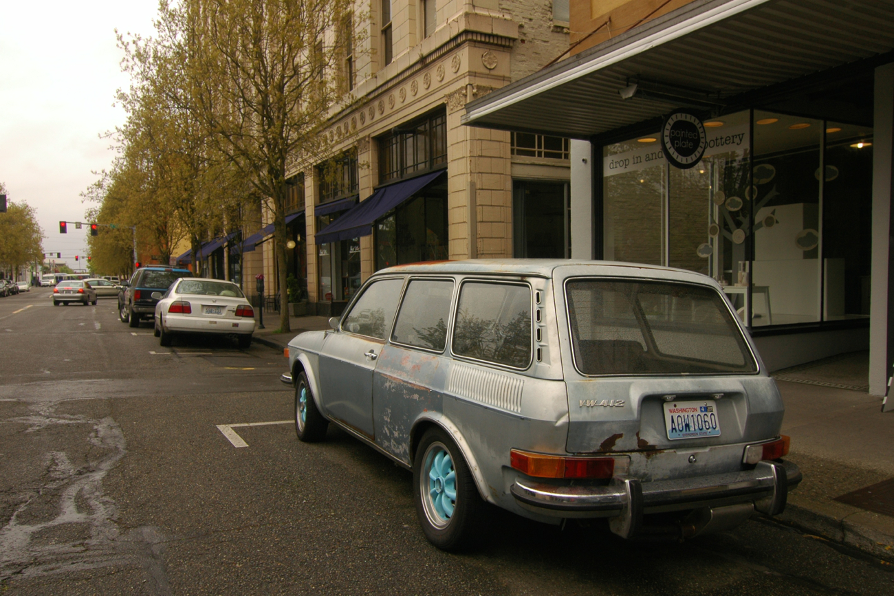 OLD PARKED CARS.: 1974 Volkswagen 412 Station Wagon.